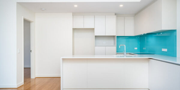 10 Stunning Glass Splashback Ideas For Modern or Traditional Kitchen ...
