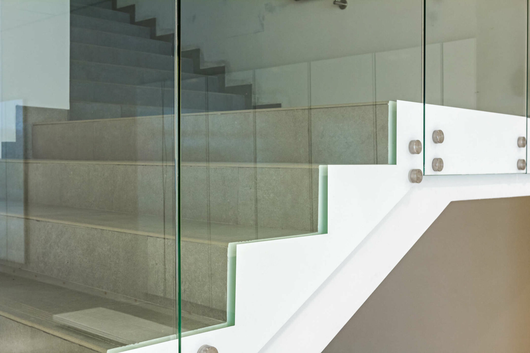 5 practical reasons to pick a glass balustrade for your home - KLG Glass